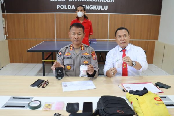Ojek Online Edarkan 200 Gram Sabu Ditangkap Polda Bengkulu | Intersisi News Ojek Online Edarkan 200 Gram Sabu Ditangkap Polda Bengkulu | Intersisi News